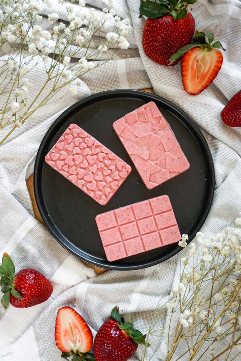 The EASIEST Strawberry Chocolate (Only 2 Ingredients!) - Ta-Daa!